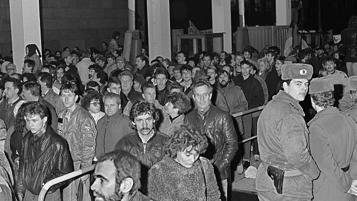 BBC World Service - Witness History, Storming the Stasi HQ