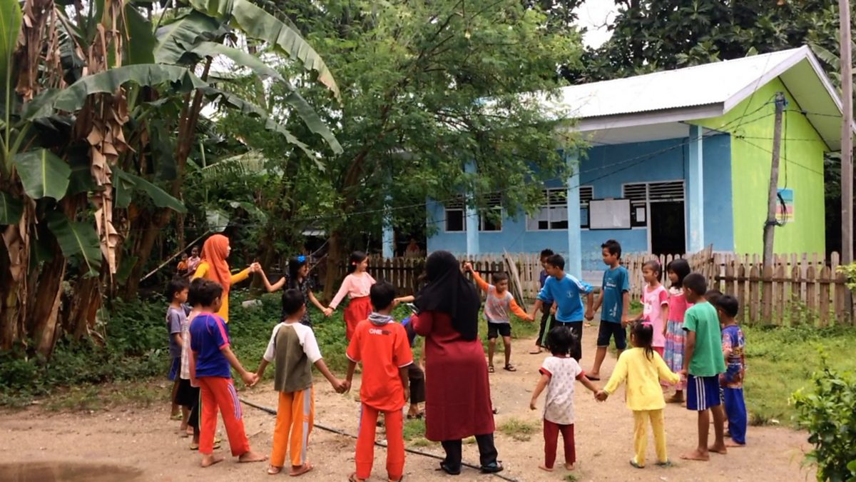 BBC World Service - Newsday, Floating school gives island children an ...