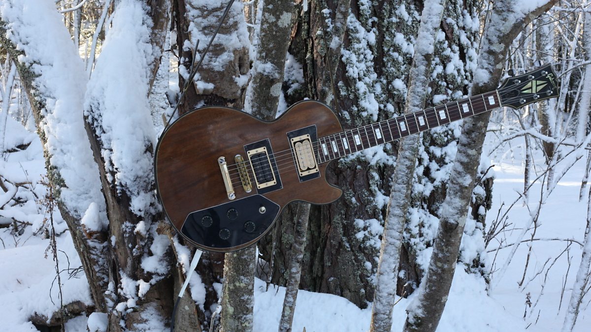 BBC News - Big Boss Interview, Sounds of the snow playing the guitar