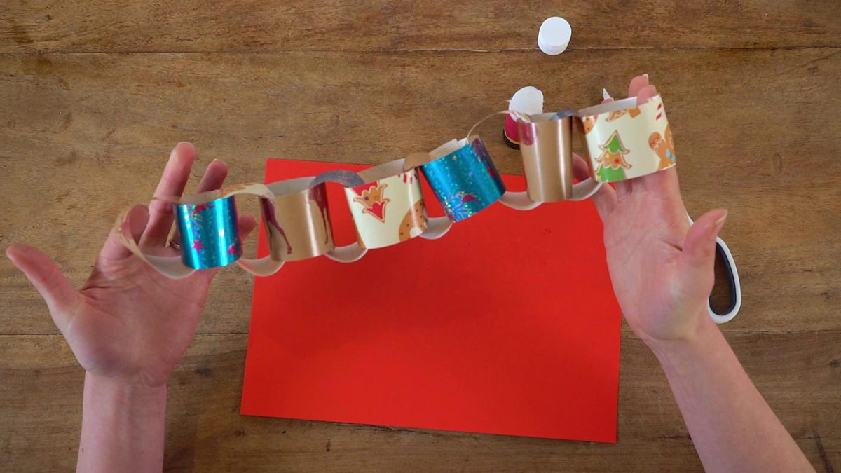 CBeebies - Junk Rescue, Wrapping paper chains.