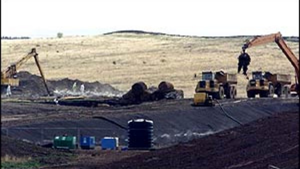 BBC Radio Cymru - Dros Ginio, Vaughan Roderick, Claddu miloedd o ...