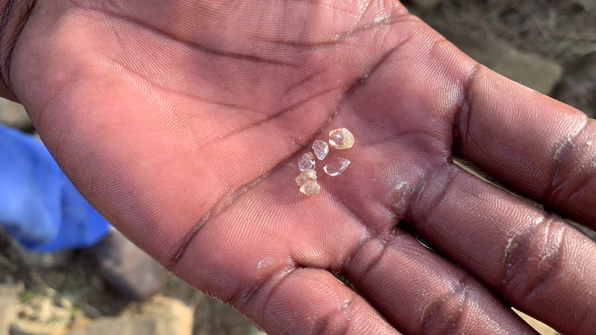 BBC World Service - Newsday, 'Diamond' rush in South African village