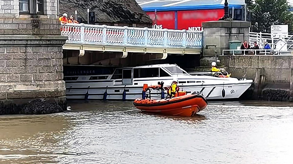 BBC Radio Norfolk - Chris Goreham, Boat rescued from under Haven Bridge