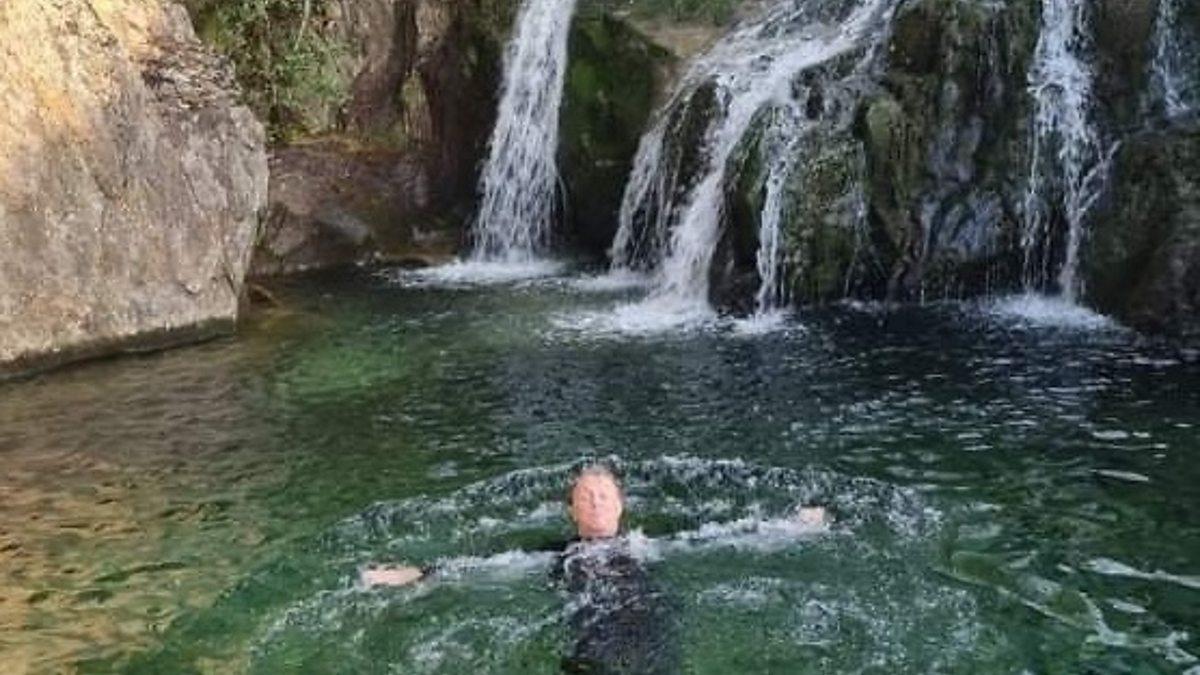 BBC Radio Cymru - Ifan Jones Evans, Ken Hughes - Rhoi’r Byd Yn Ei Le