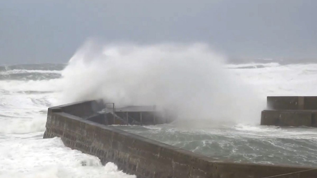 BBC News - Scotland, Storm Arwen batters north east coast of Scotland