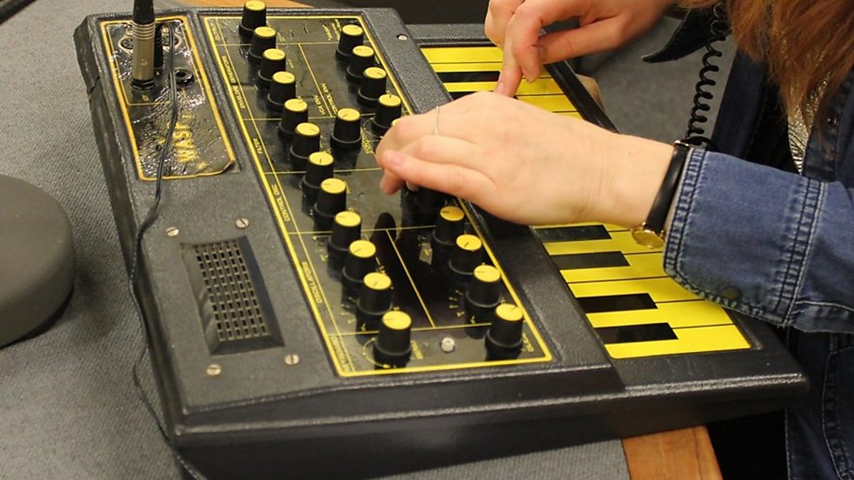 BBC Radio Cymru - Rhys Mwyn, Ochr B!, Synth WASP ac Adrian Wagner