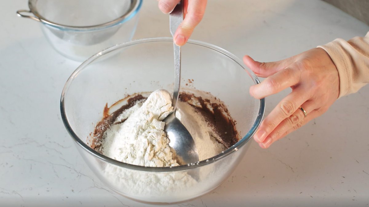 BBC - BBC Food, How to fold in flour