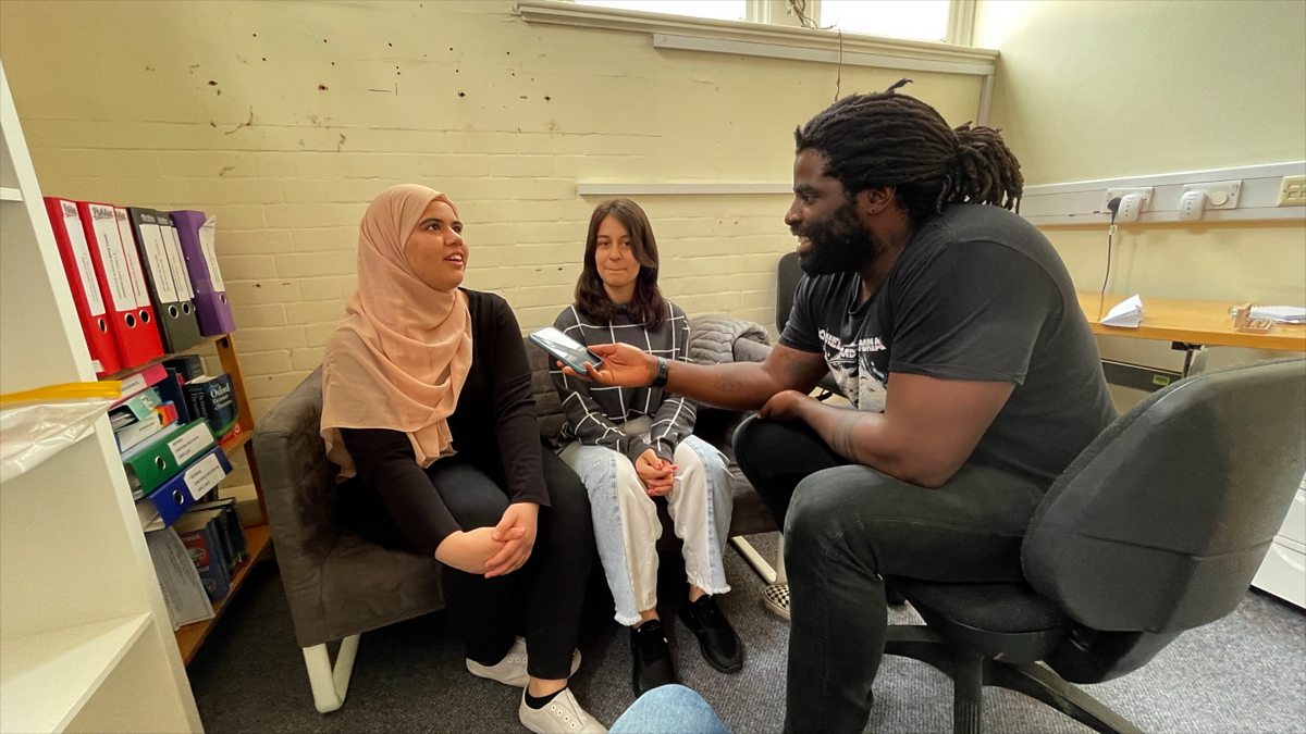 BBC Radio Humberside - Kofi Smiles, 16/05/2022, Class helps refugees ...