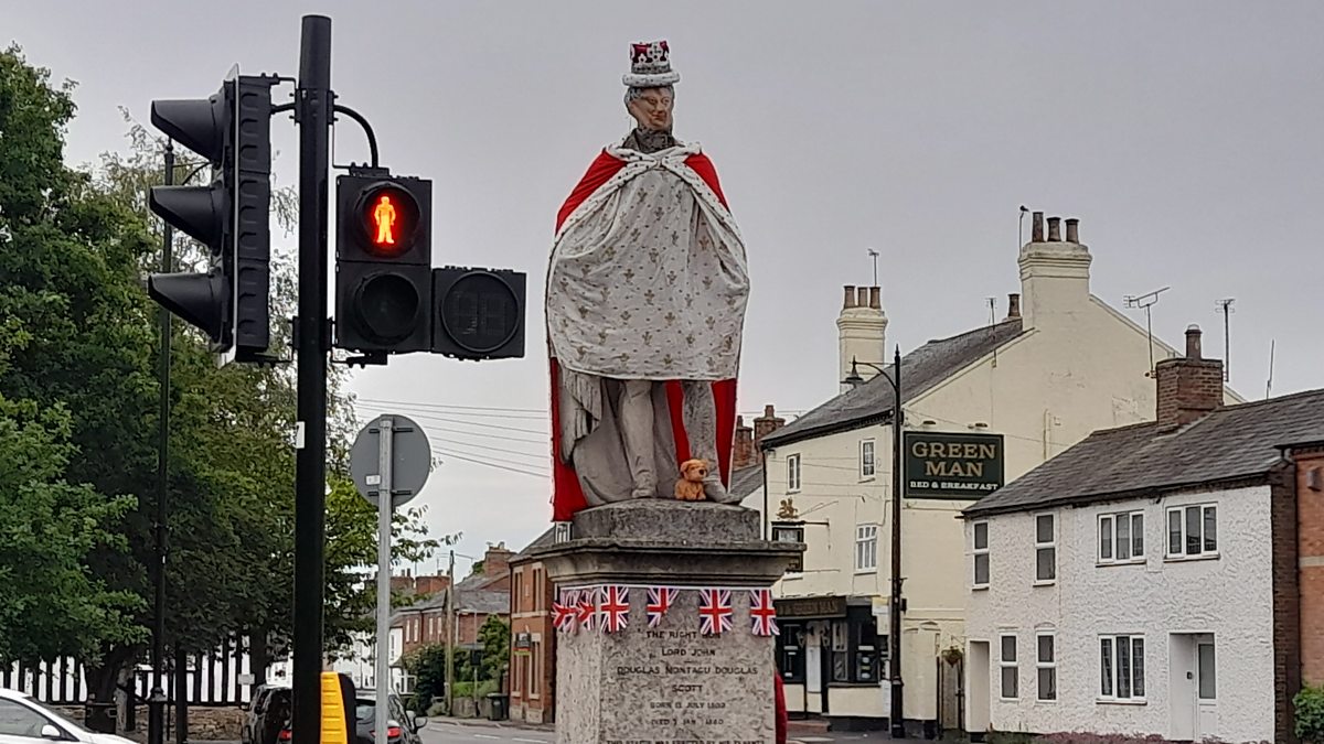 BBC CWR - Vic Minett, 31/05/2022, Dunchurch statue has had a royal makeover