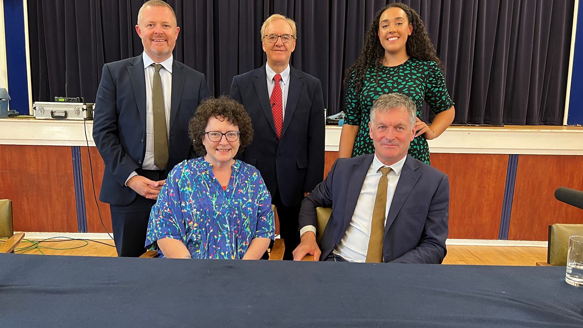 BBC Radio Cymru - Hawl i Holi, Rhaglen o Neuadd Goffa Tregaron