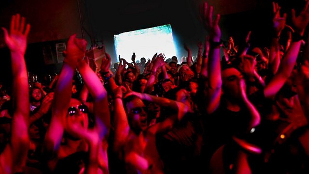 BBC Radio Cymru - Rhys Mwyn, Cerddoriaeth Ddawns