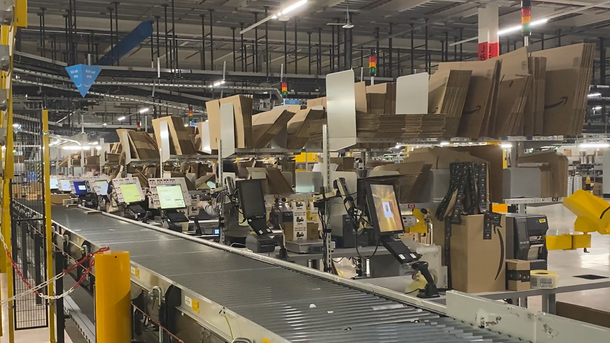 BBC Radio Wiltshire - Graham Rogers, 09/08/2022, Swindon Amazon workers ...