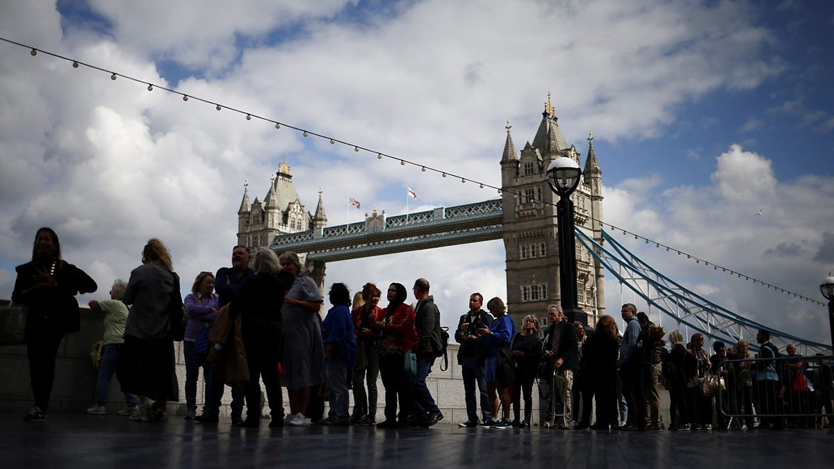 BBC News - Queues at Westminster