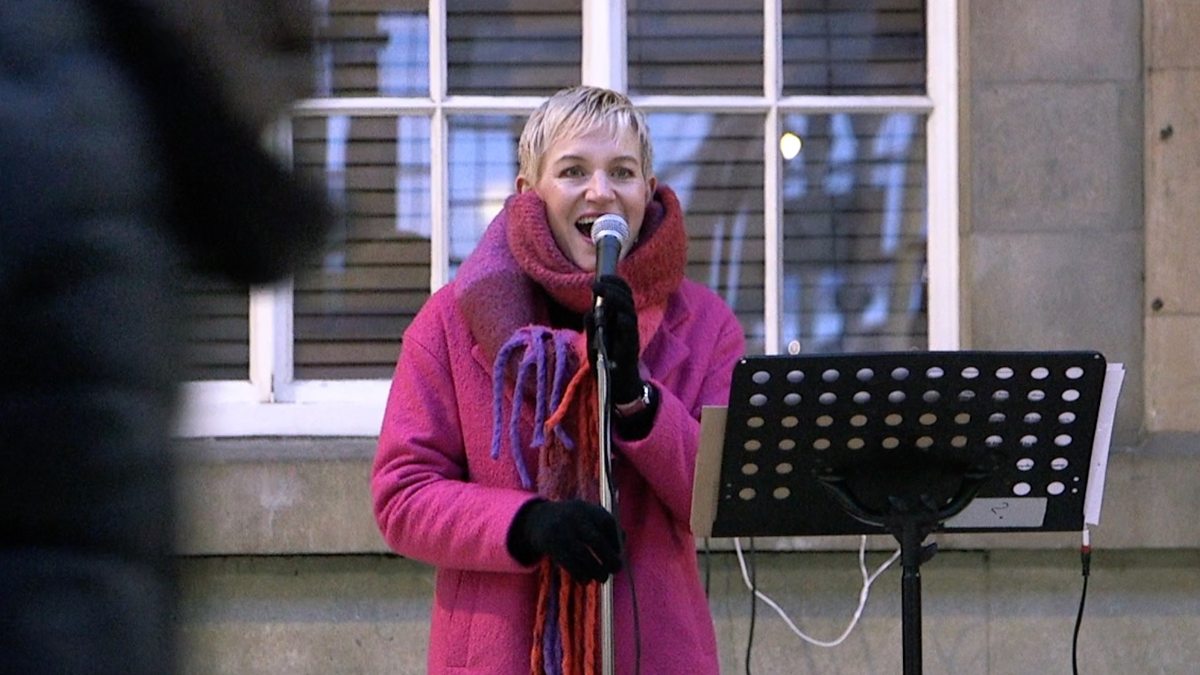 BBC Radio Humberside - Kofi Smiles, Blue Monday singing at Hull station ...