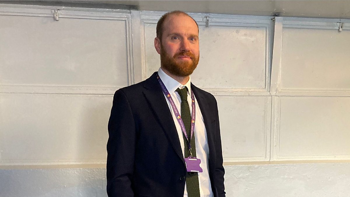 BBC Hereford & Worcester - Elliott Webb, 18/01/2023, Worcestershire school's vaping crackdown