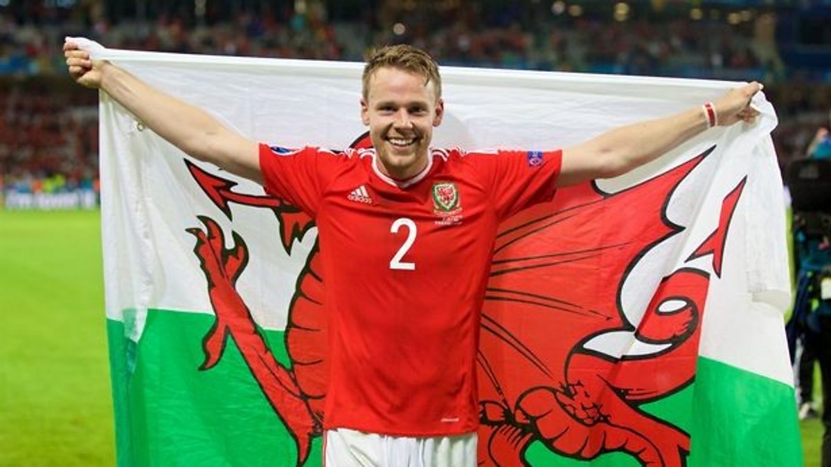BBC Radio Cymru - Ar y Marc, Diolch Chris Gunter, Arwr y Wal Goch ...