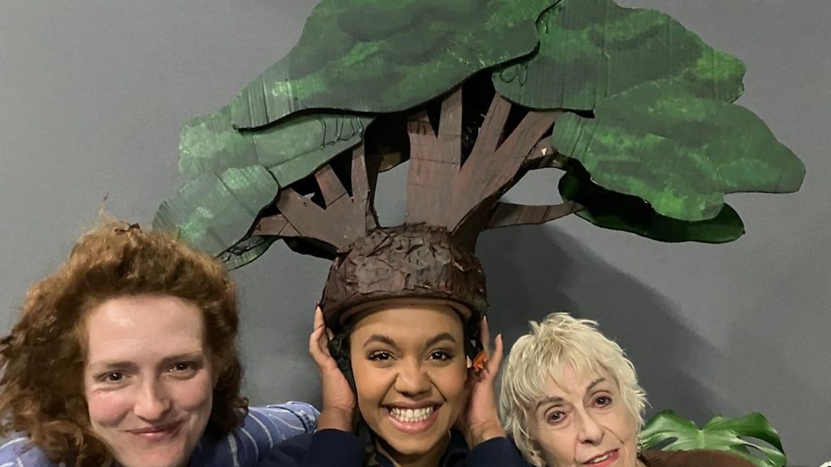 BBC Radio Cymru - Ffion Dafis, Lily Beau yn sgwrsio gyda chriw Triongl ...