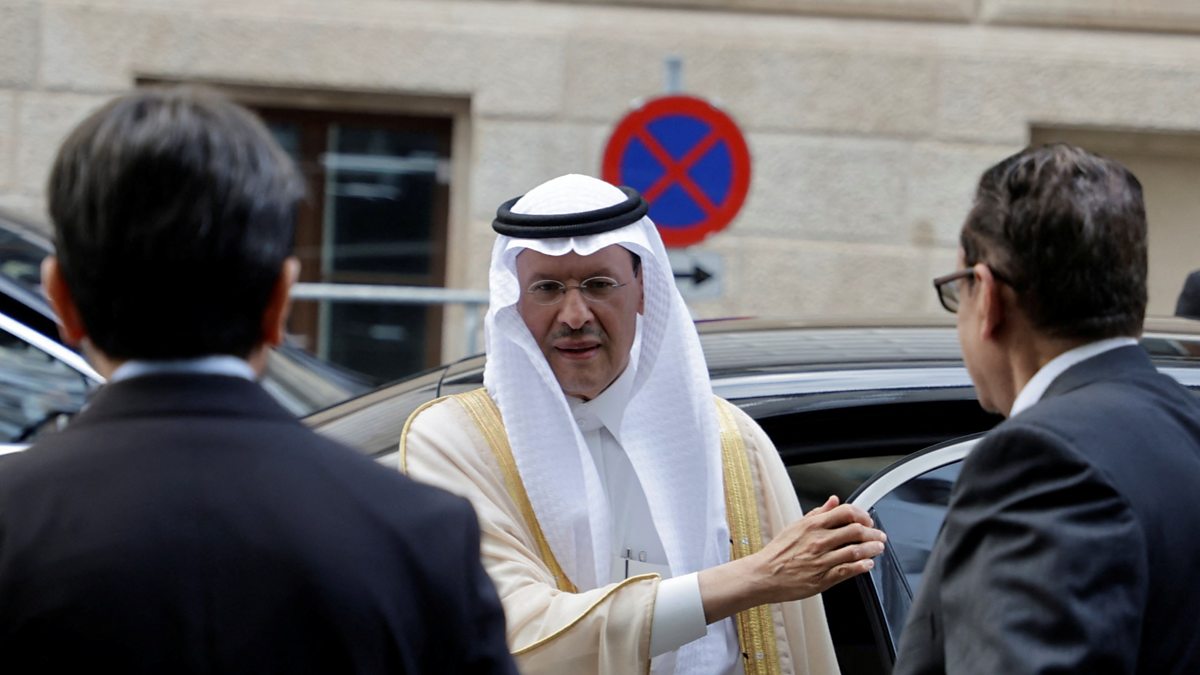 BBC World Service - World Business Report, Saudi Arabia cuts oil output