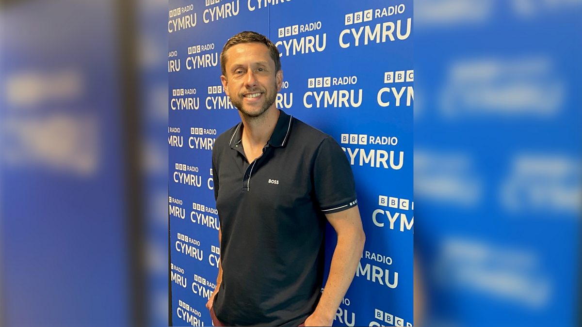 BBC Radio Cymru - Dros Ginio, Cennydd Davies yn cyflwyno