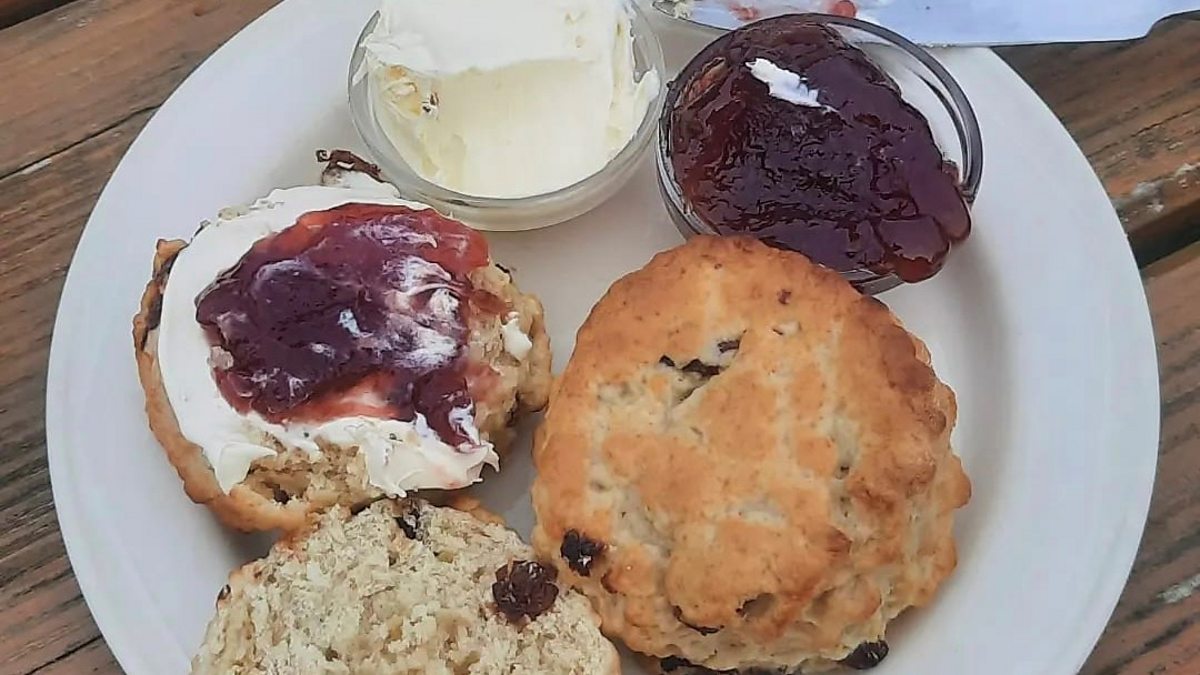 BBC Radio Devon - Pippa Quelch, Rick Edwards sits in (26/06/2023), Cream or jam first? Or a ...