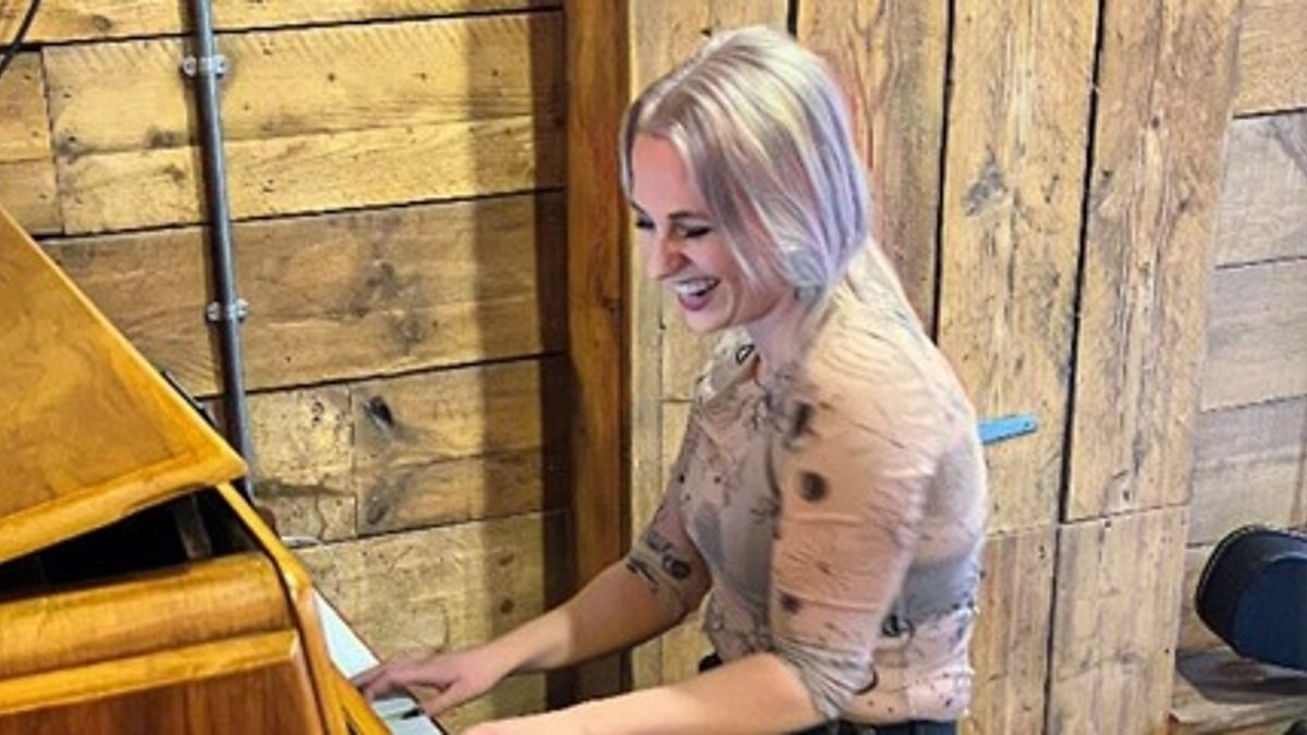 BBC Three Counties Radio - Danny Fullbrook, 17/08/2023, What song would ...