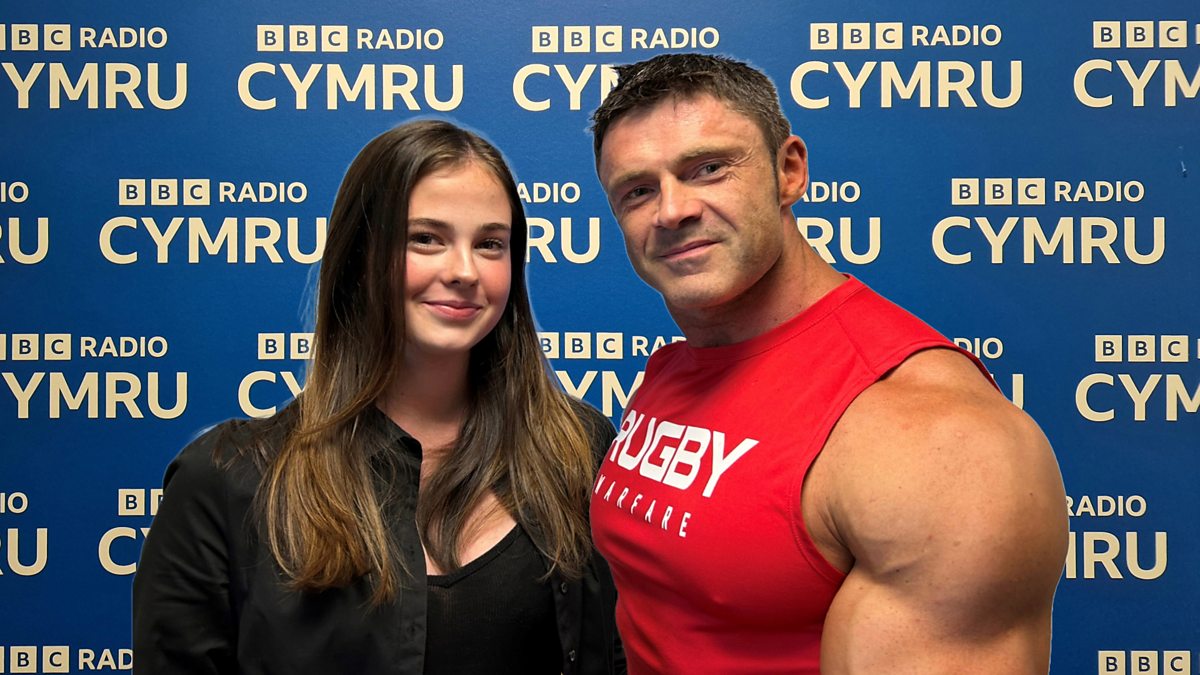 BBC Radio Cymru - Ifan Jones Evans, Dyfarnu reslo yn 16 oed, Ela Mai ...