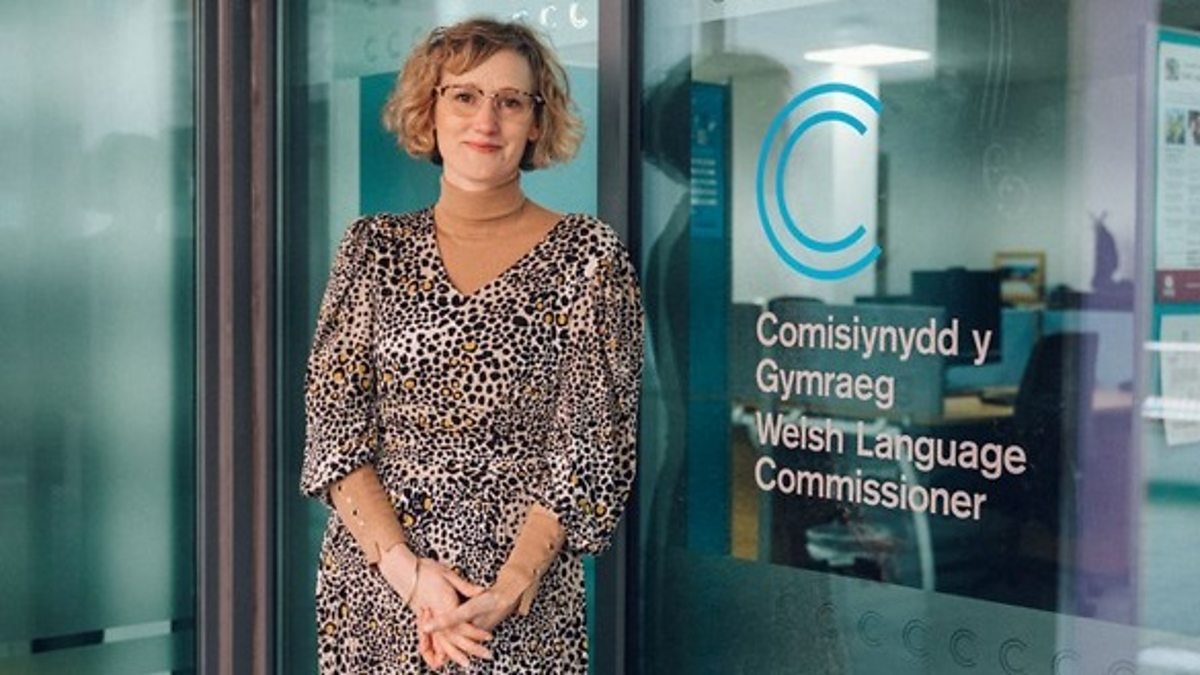 BBC Radio Cymru - Dros Ginio, Catrin Heledd yn cyflwyno, "Codi'r Bar ...