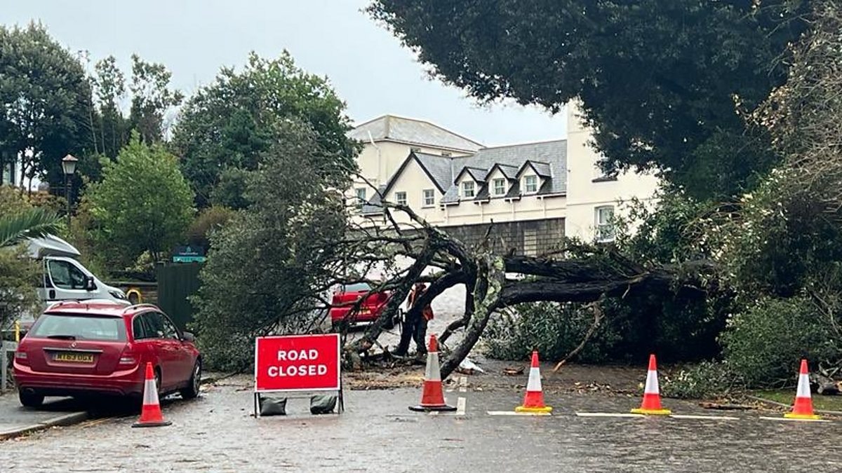 BBC Radio Cornwall - Julie Skentelbery, Mel Osborne sits in (02/11/2023 ...
