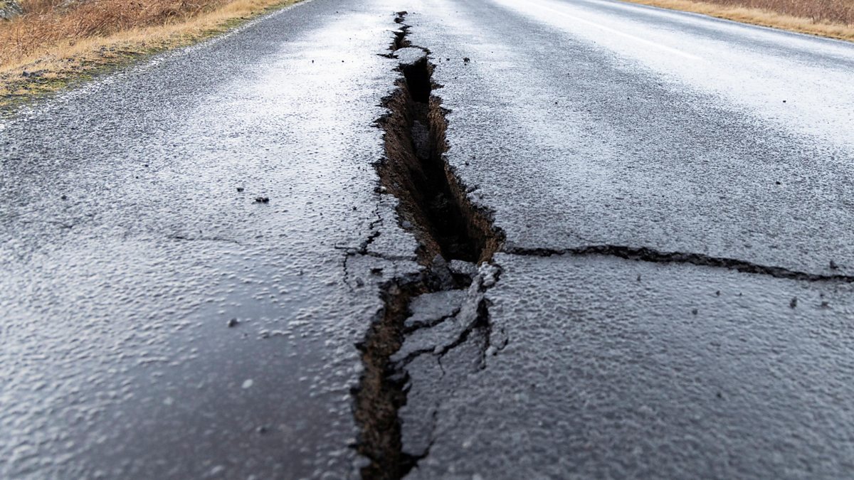 BBC World Service - Newshour, 'The ground shakes below you'