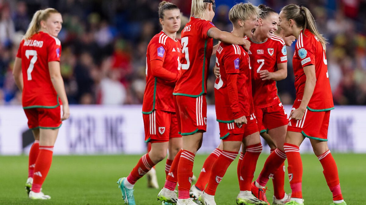 BBC Radio Cymru - Ar y Marc, Cwpan Carabao, Mared Griffiths yng ...