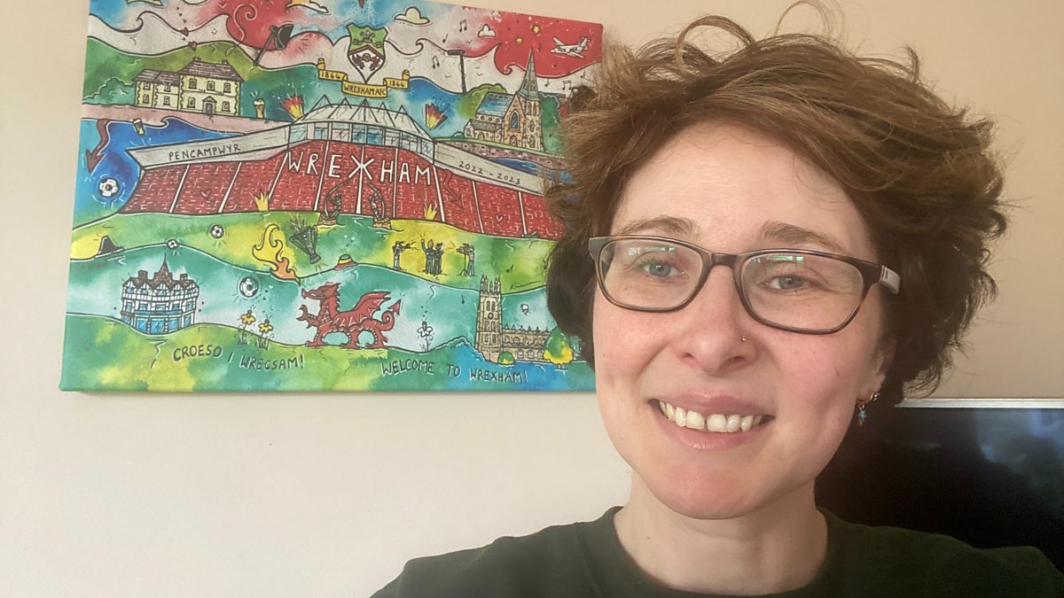 BBC Radio Cymru - Aled Hughes, Prosiect Brethyn, Llyfrau Hanes Diflas