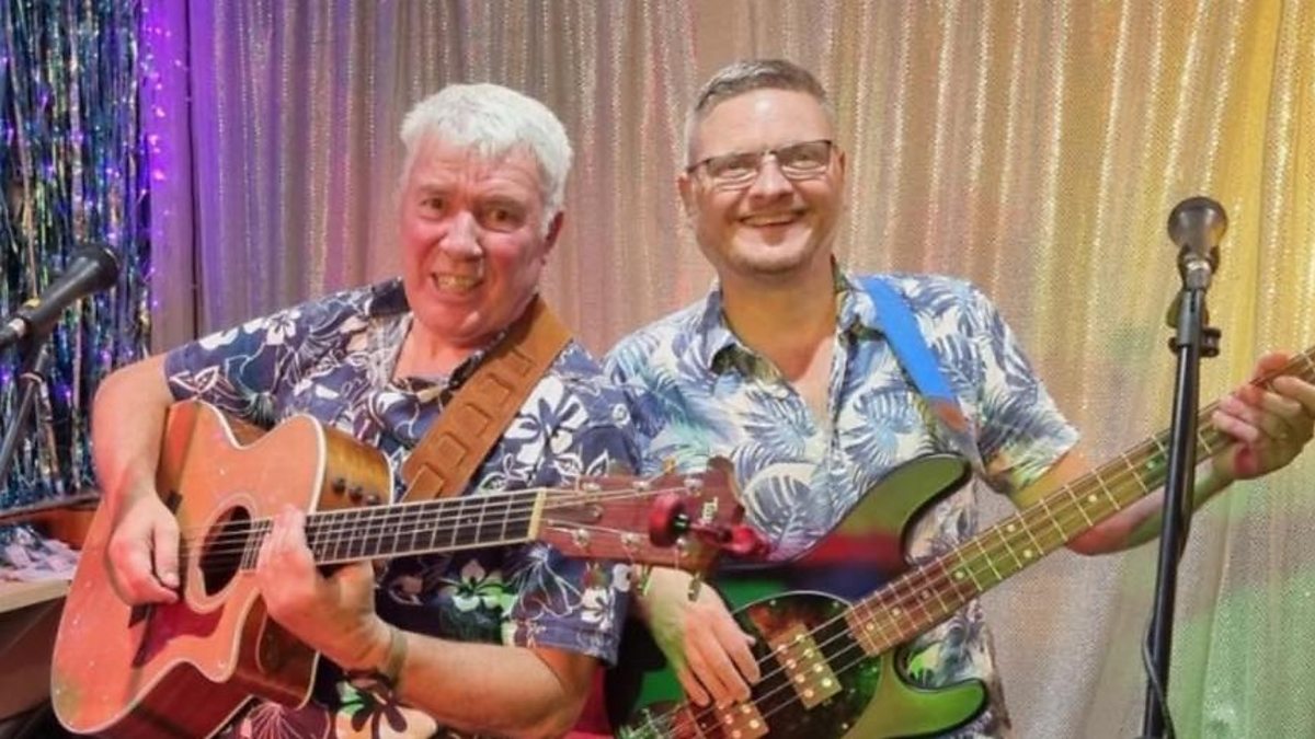 BBC Radio Cymru - Caryl, Dylan a Neil yn mynd Trwy'r Traciau gyda Caryl