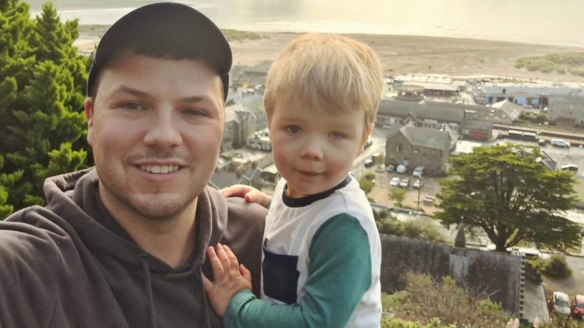 BBC Radio Cymru - Dros Ginio, Alun Thomas yn cyflwyno, Marathon Llundain