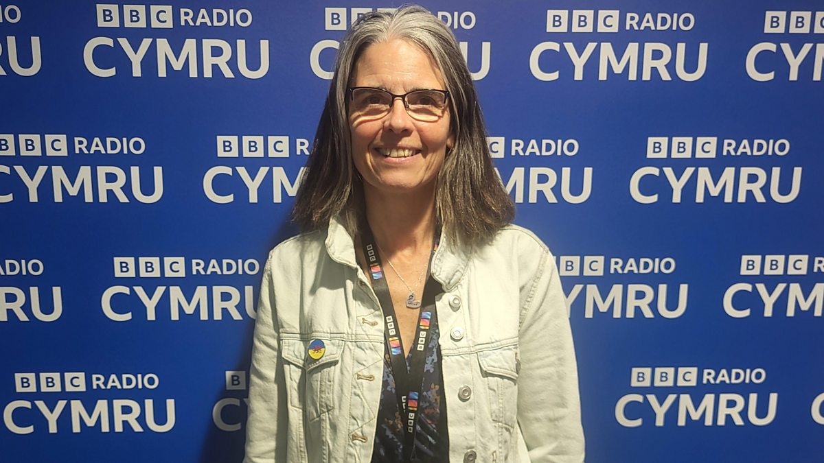 BBC Radio Cymru - Dros Ginio, Dewi Llwyd yn cyflwyno, Elusen ddyngarol ...