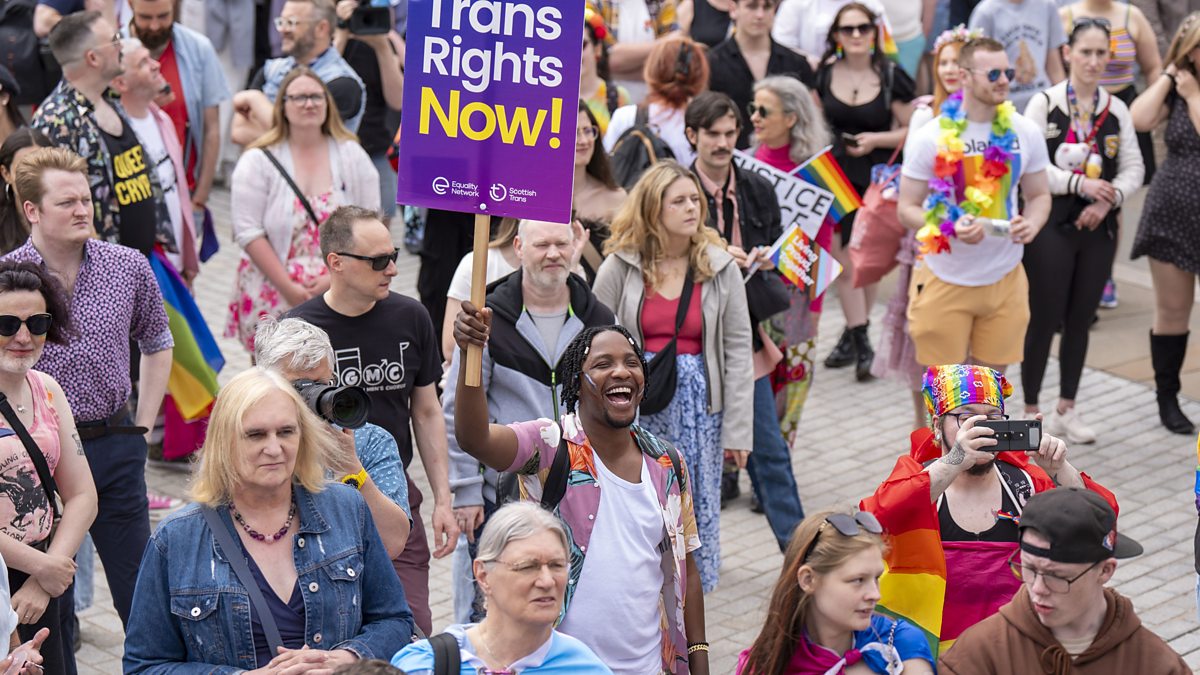 BBC News - Scotland, Pride returns to Edinburgh for colourful celebration