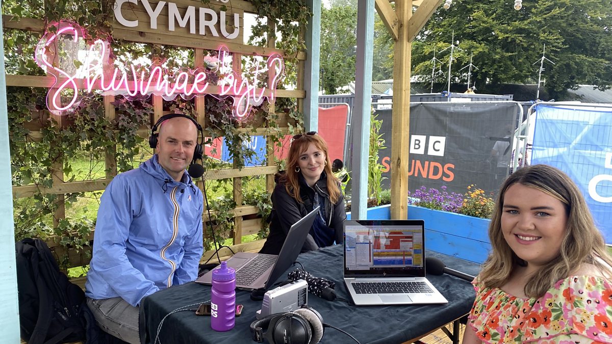 BBC Radio Cymru - Dros Ginio, O'r Maes - Rhodri Llywelyn yn cyflwyno ...