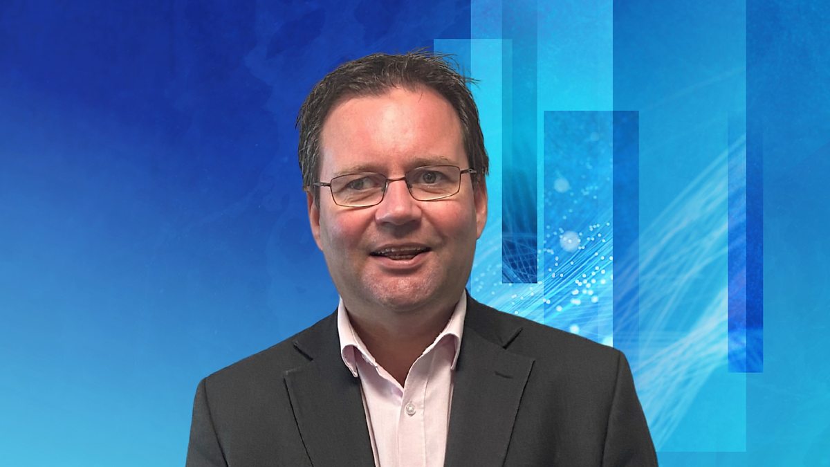 BBC Radio Cymru - Dros Ginio, Owain Clarke yn cyflwyno