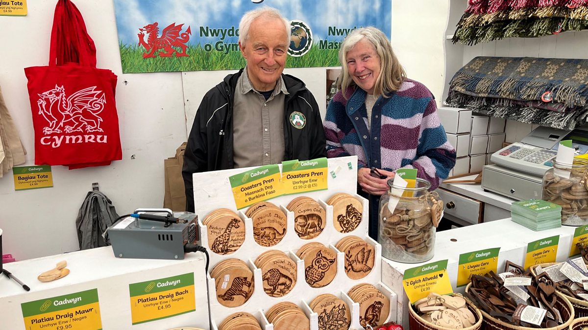 BBC Radio Cymru - Dros Ginio, O'r Maes - Alun Thomas yn cyflwyno ...