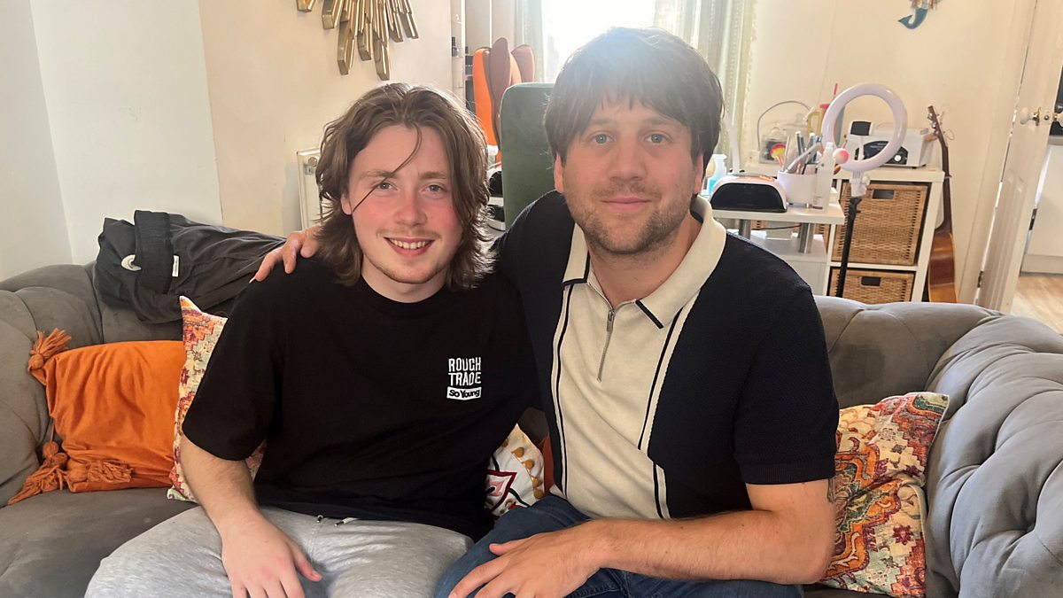 BBC Music - BBC Introducing, York & Humberside, Phoebe Hall & Ellis J ...