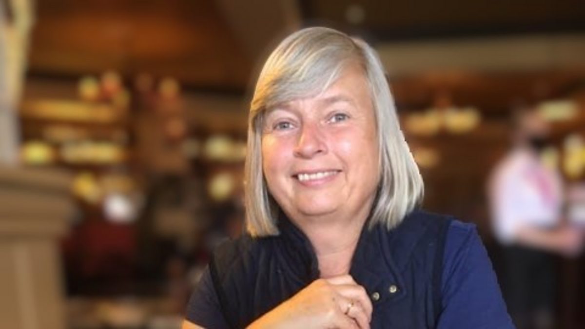 BBC Radio Cymru - Yr Oedfa, Marian Jones, Wrecsam ar Sul Digartrefedd