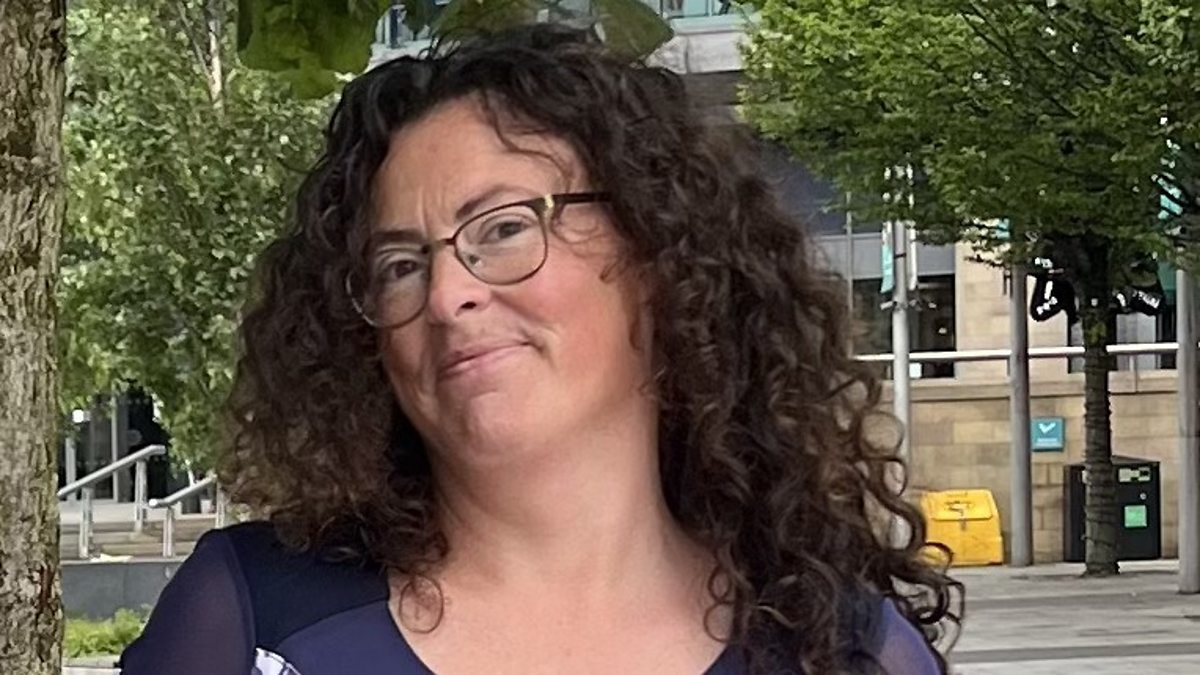 BBC Radio Cymru - Yr Oedfa, Lowri Mitton, Yr Wyddgrug