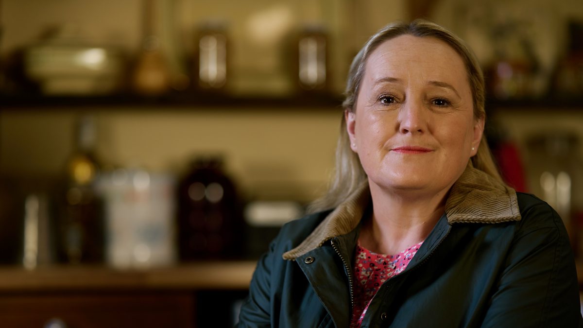 BBC Radio Cymru - Bore Cothi, Cofion Cyntaf Cwmderi – Pobl y Cwm yn 50 : Sera Cracroft, sy'n ...