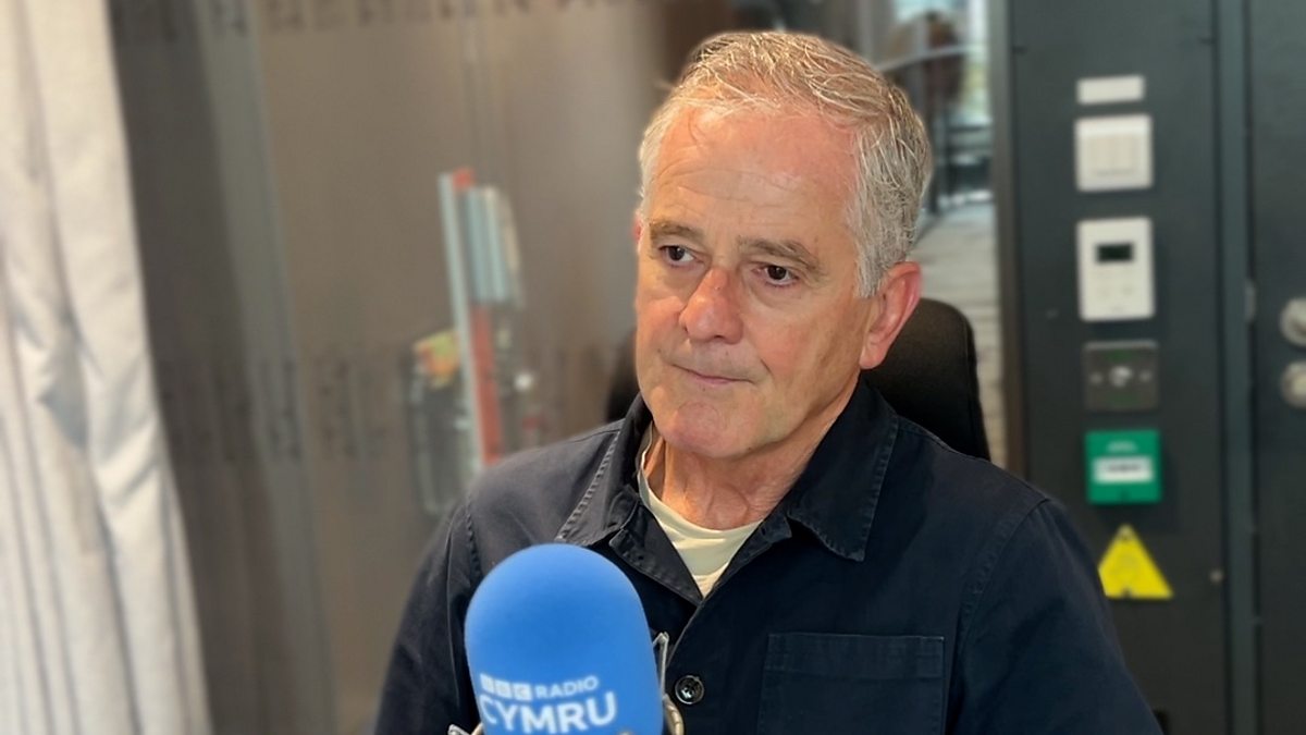 BBC Radio Cymru - Bore Sul, Huw Chiswell yw prif westai Bore Sul