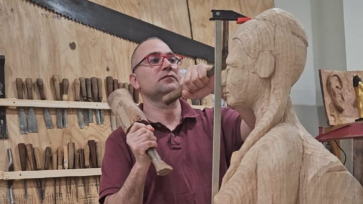 BBC World Service - Outlook, From security guard at the Met, to artist ...