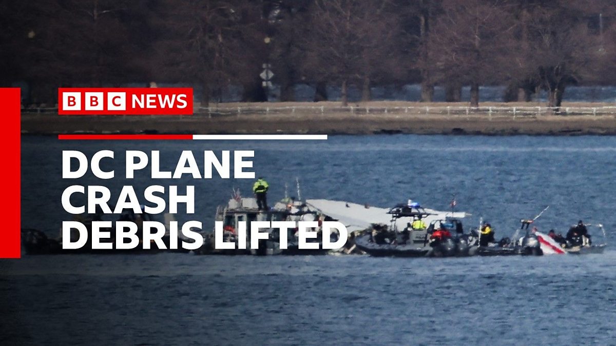 BBC News - Crews Lift Wreckage From DC Plane Crash