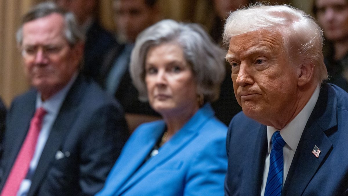 BBC News - Trump To 'Look Into' Signal App Use