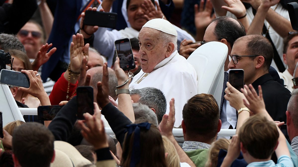 BBC News - Pope Surprises Crowd at Easter Blessing