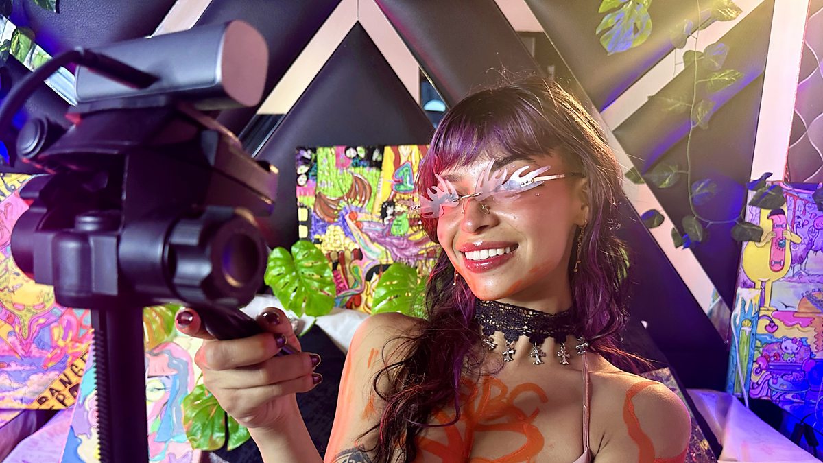 BBC World Service - Assignment, Colombia's webcam women