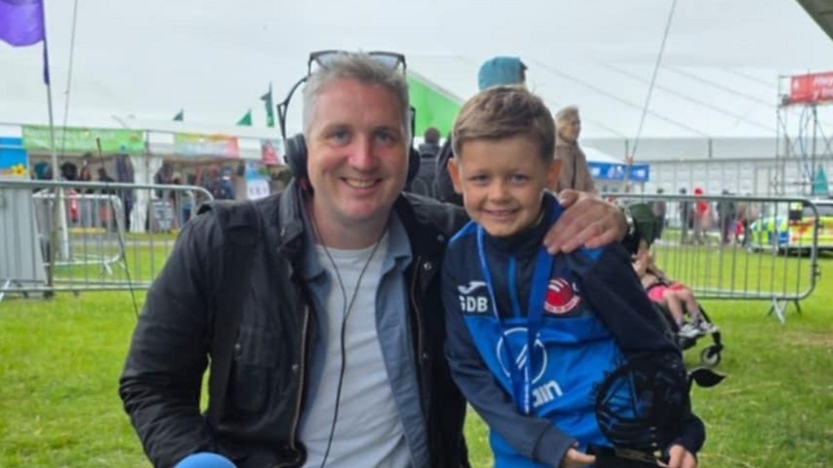 BBC Radio Cymru - Ifan Jones Evans, Ifan Evans yn cyfarfod un o sêr yr ...