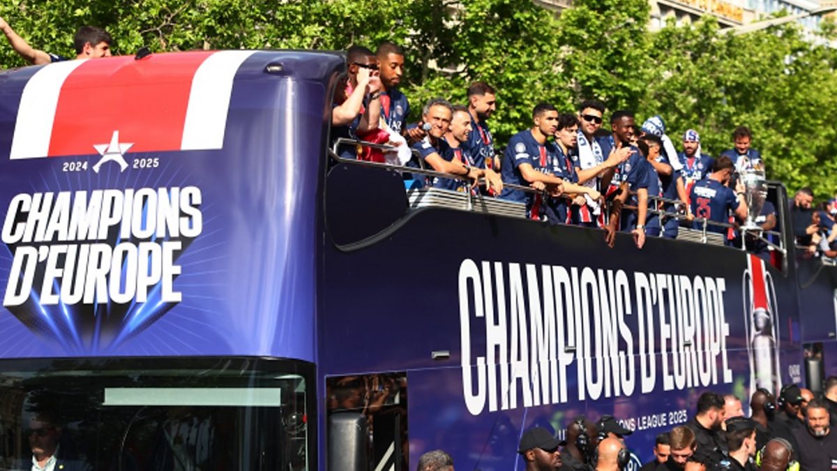 BBC News - Thousands Line Champs-Élysées for PSG Celebration